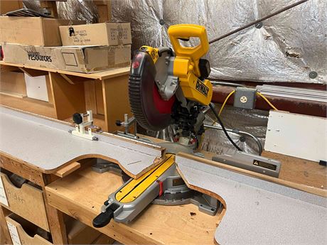 Lot - DeWalt "DW718" Sliding miter saw | Place Your Bid at MachineryMax